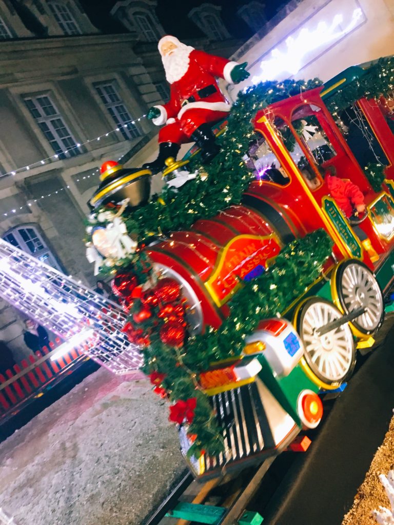 Train de Noël sur rails est destiné pour toute la famille.